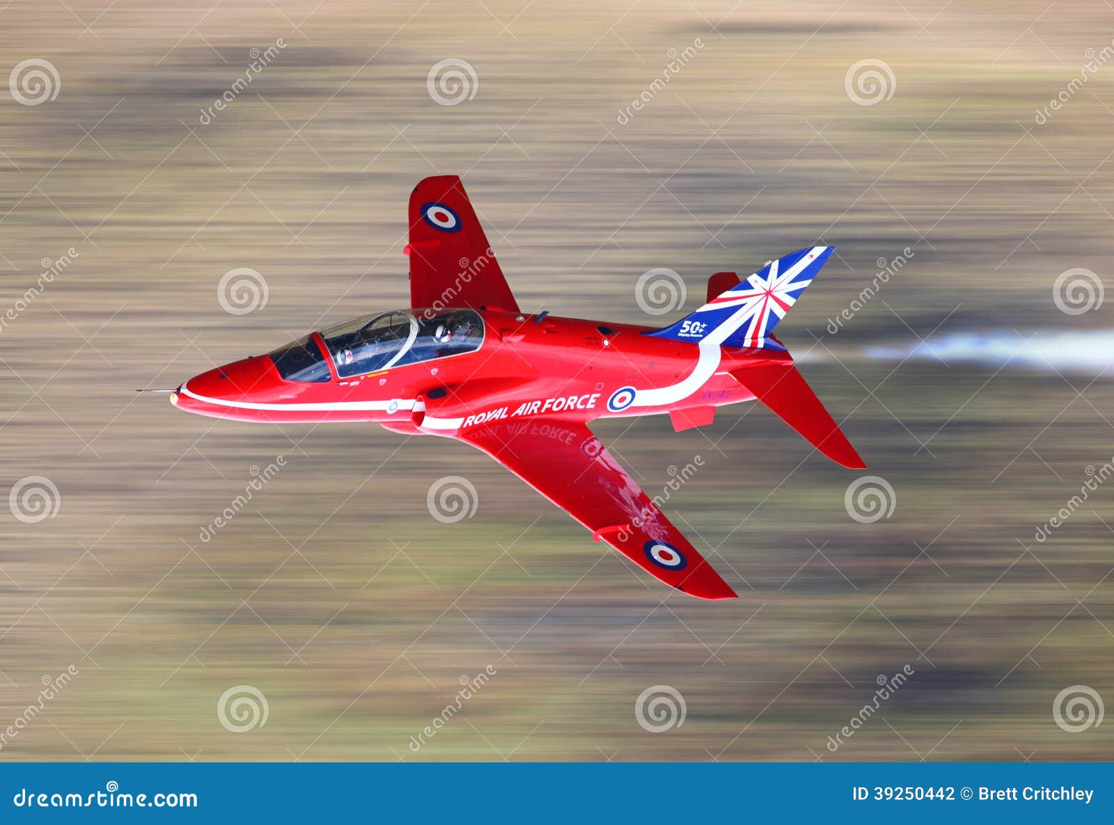 Jet de RAF Red Arrows photographie éditorial. Image du vallée - 39250442