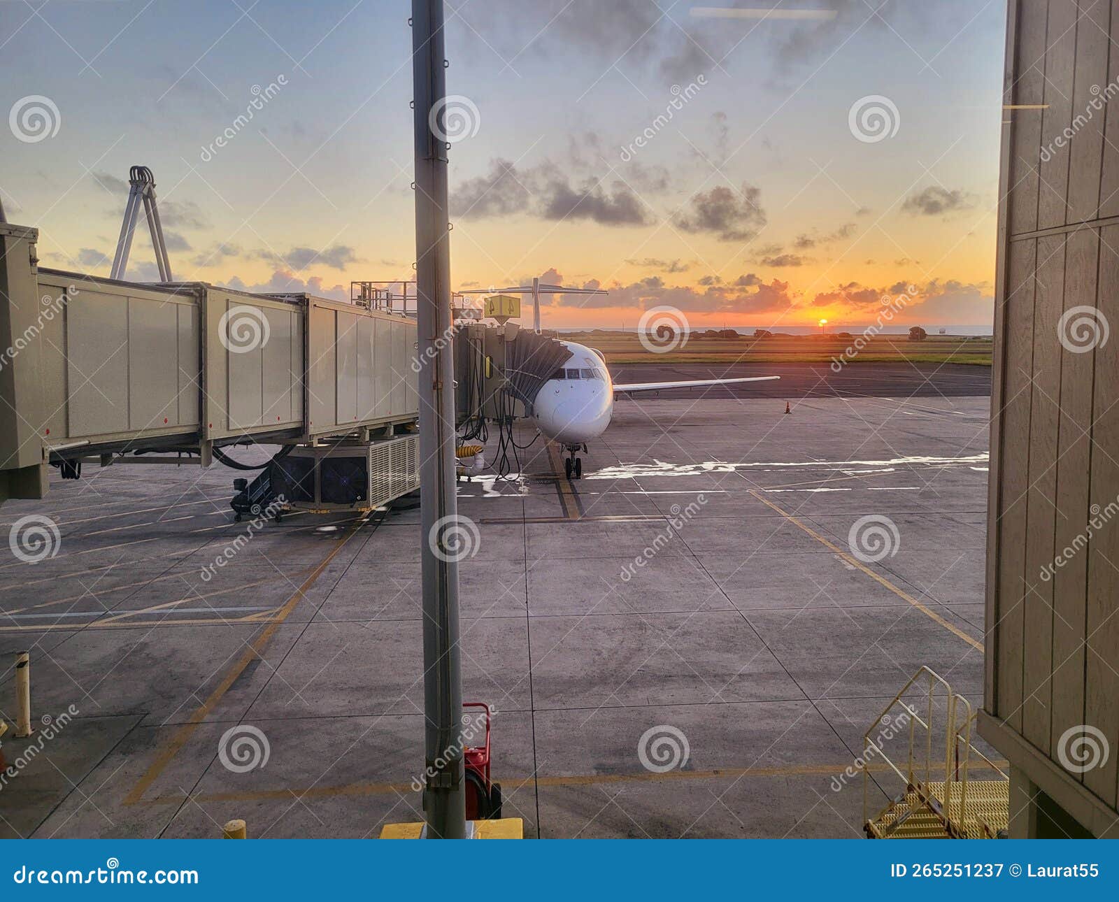 Jet Loading at the Boarding Gate! Stock Image - Image of infrastructure ...