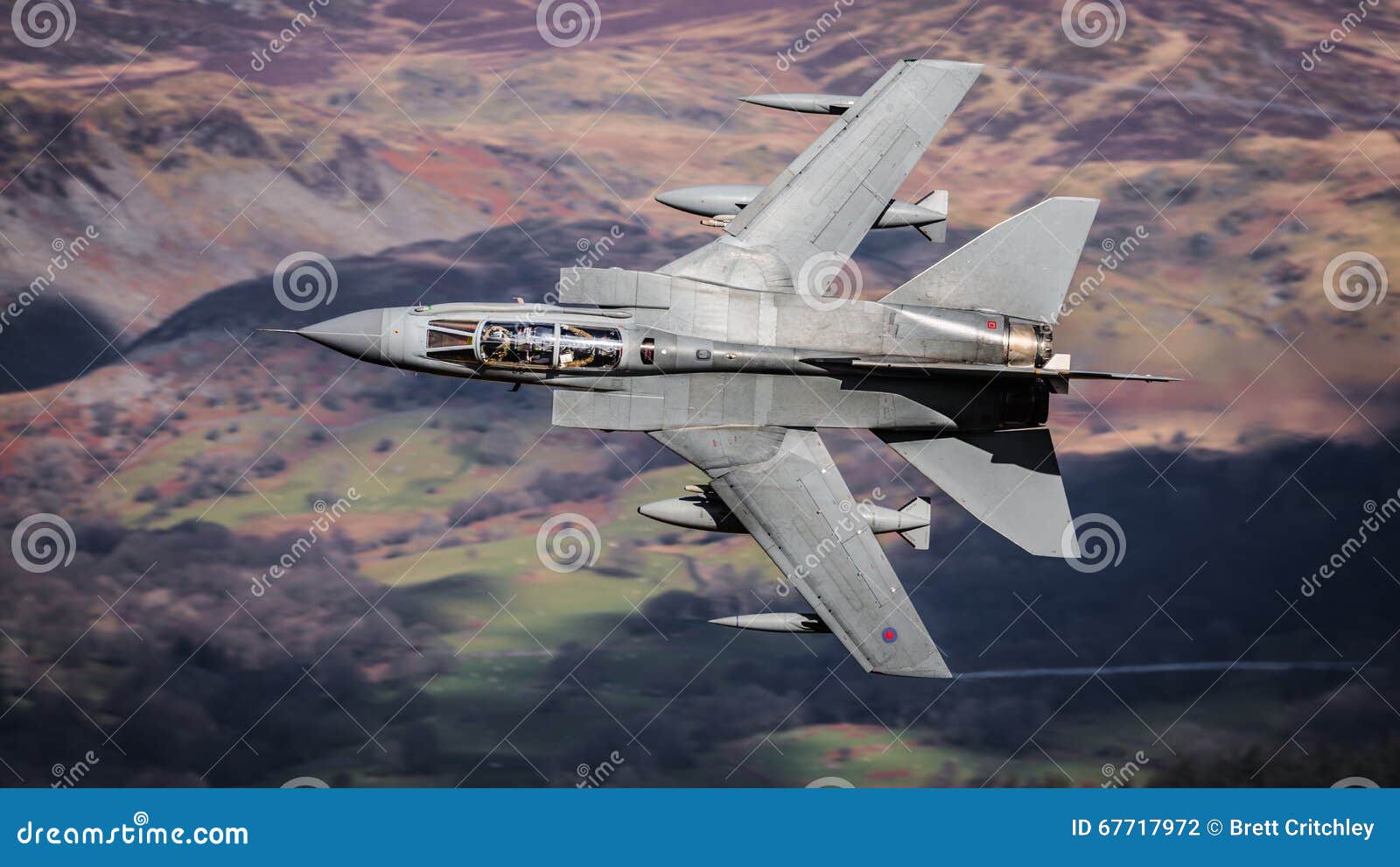 Jet Militare Durante Il Volo Fotografia Stock - Immagine di velivolo ...