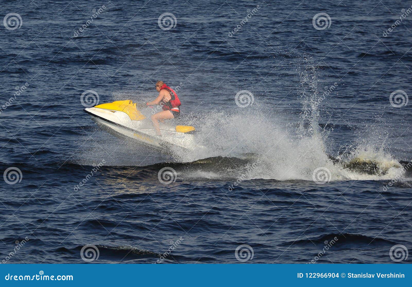 Jet ski jumping editorial stock image. Image of drops - 122966904