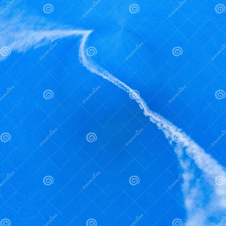 Jet Streams Blue Sky High Altitude Background Foto de Stock - Imagem de ...
