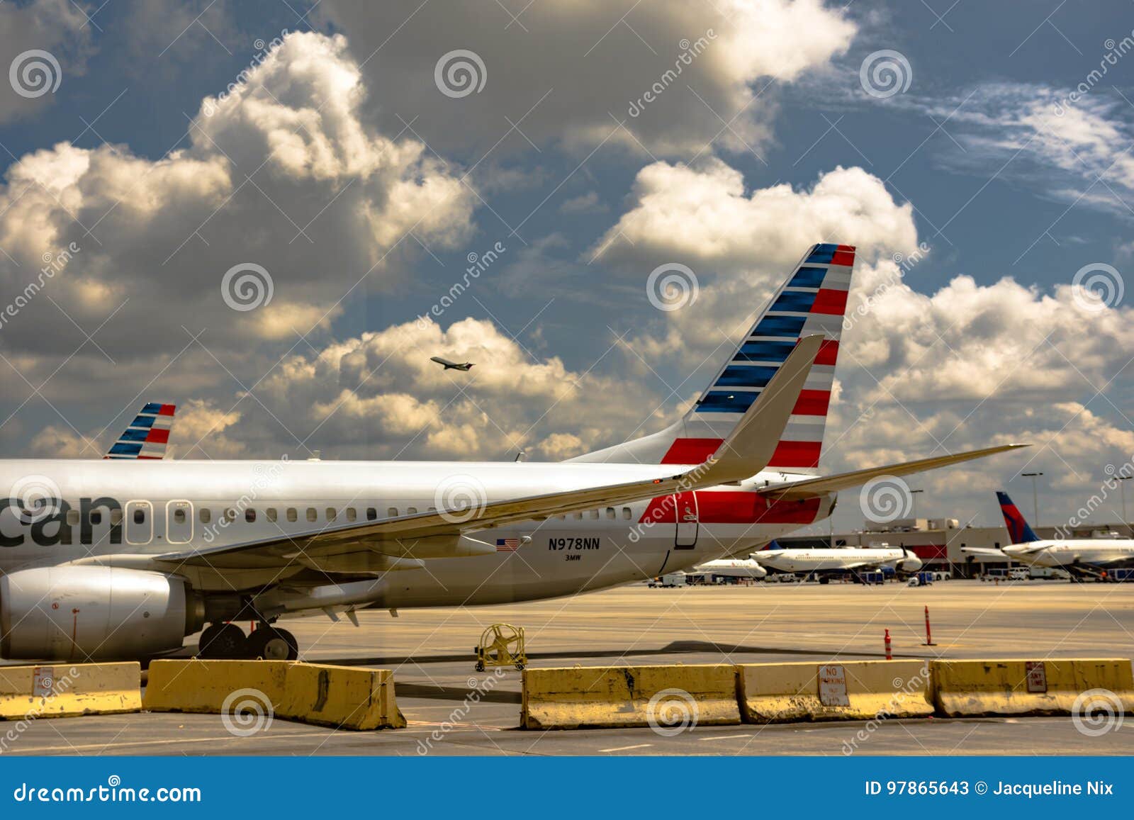 Jet Su Catrame Con Il Decollo Piano Fotografia Stock Editoriale ...