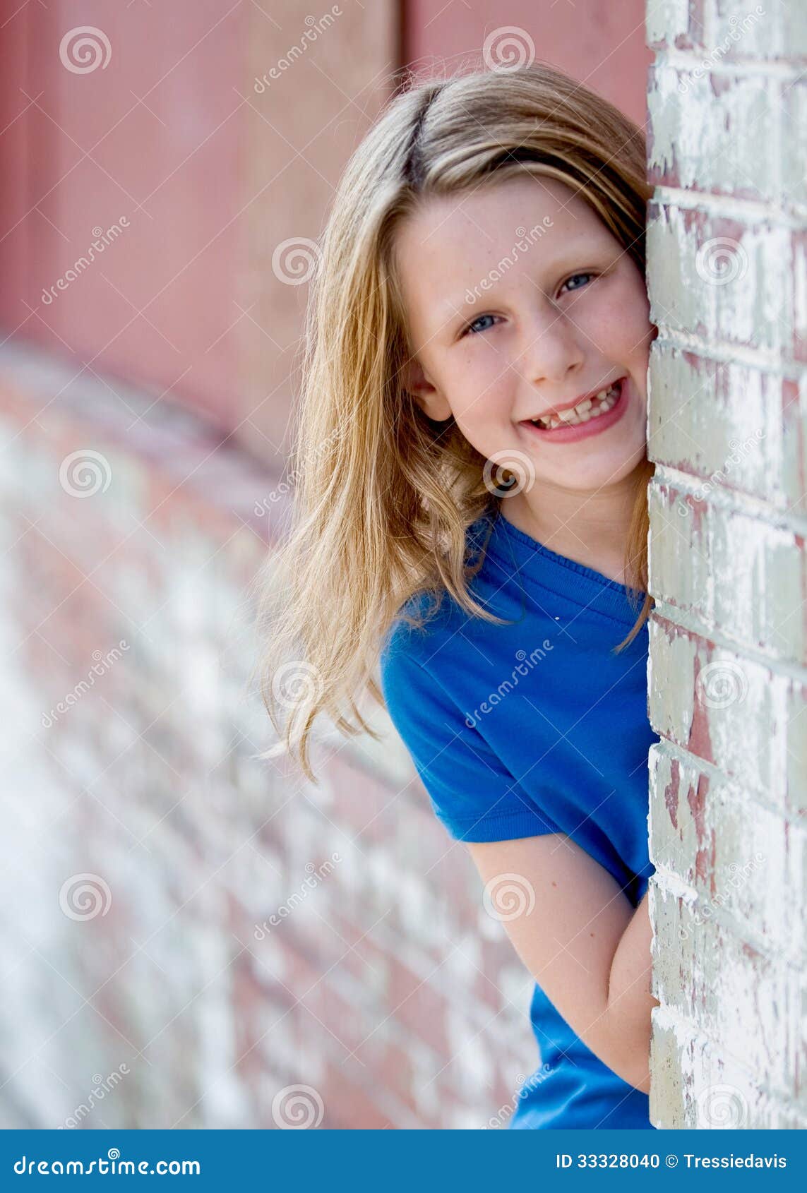 Jeter Un Coup D'oeil De Petite Fille Photo stock - Image du peau ...