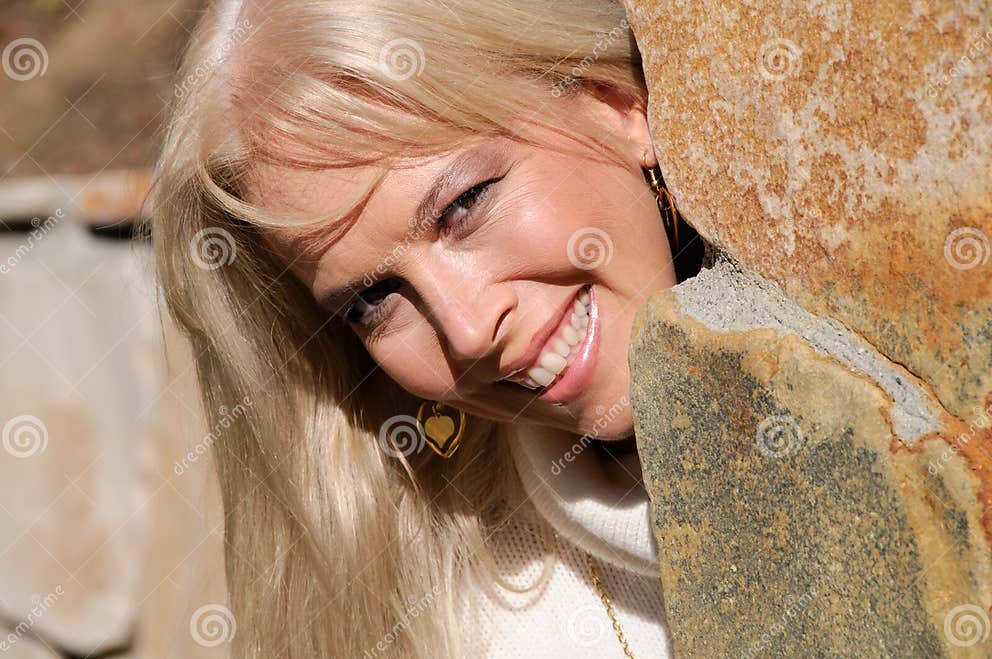 Jetez Un Coup Doeil Une Fille De Boo Photo Stock Image Du Pierre