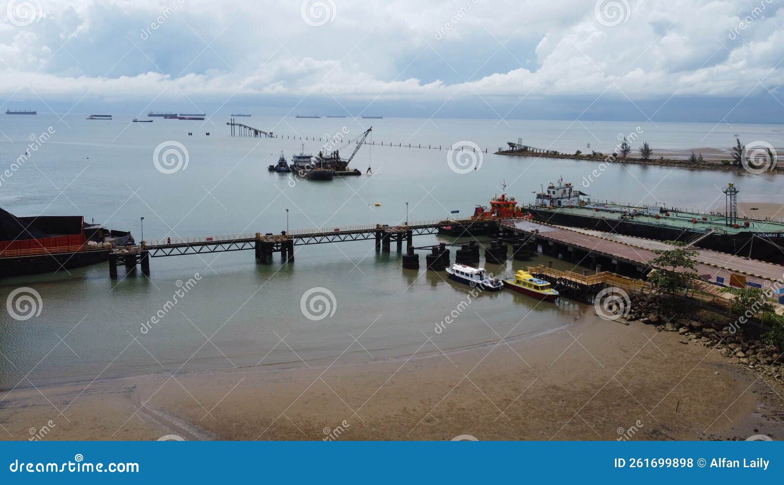 Jetty activities at Port stock photo. Image of port - 261699898
