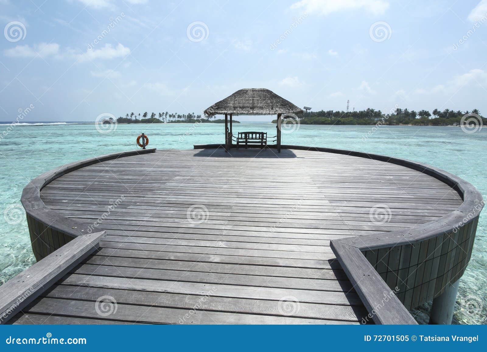 Jetty and Boat Dock with Clear Blue Tropical Wate in Mldives Stock ...