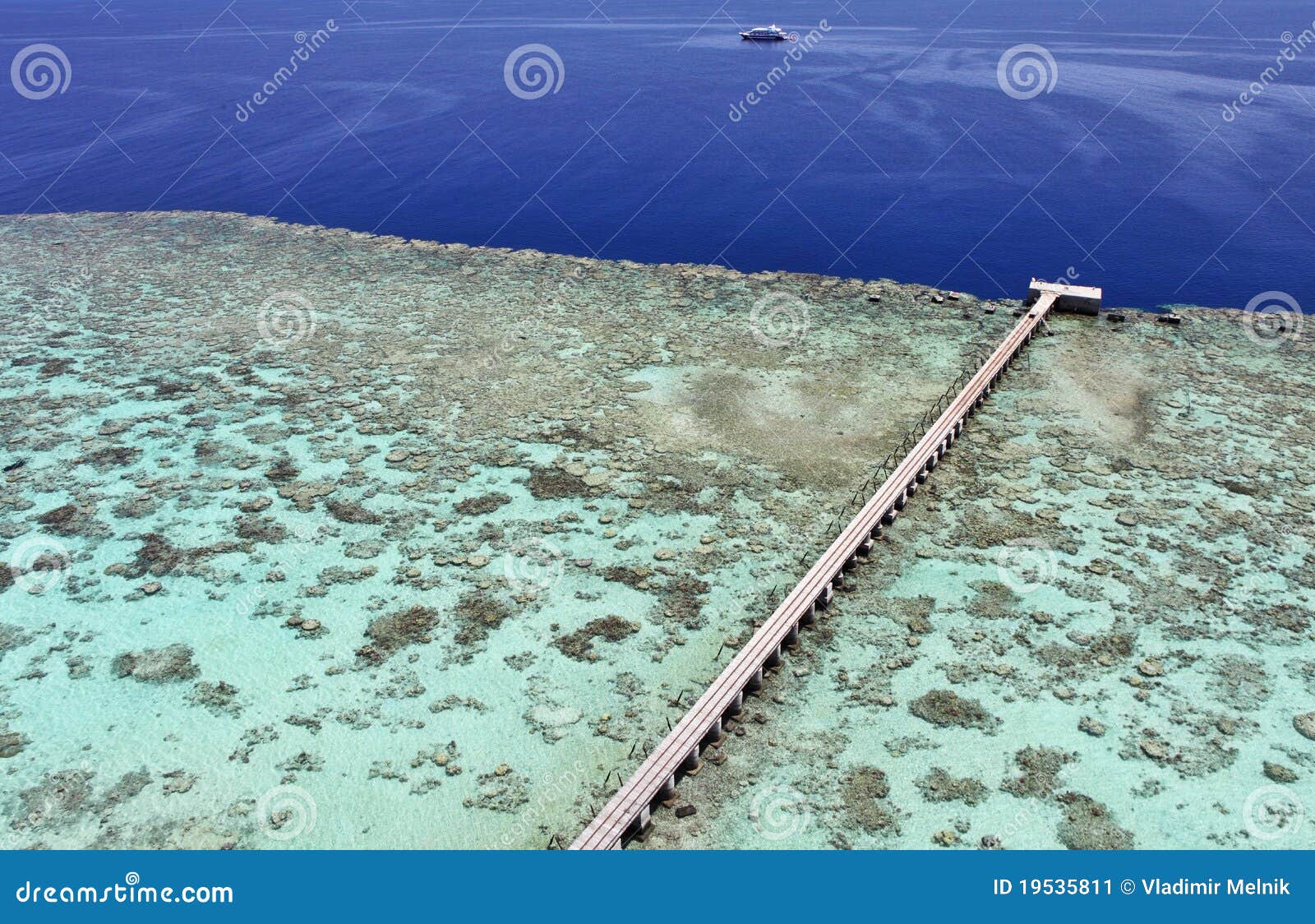 Jetty on a coral reef stock image. Image of turquoise - 19535811