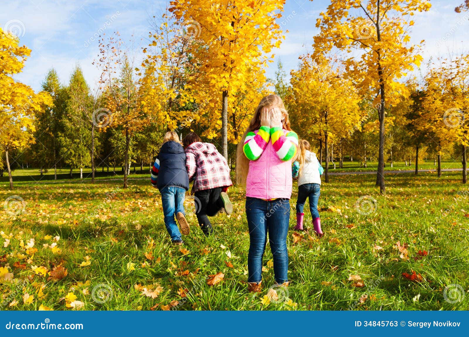 Jeu de cache-cache image stock. Image of groupe, extérieur - 34845763