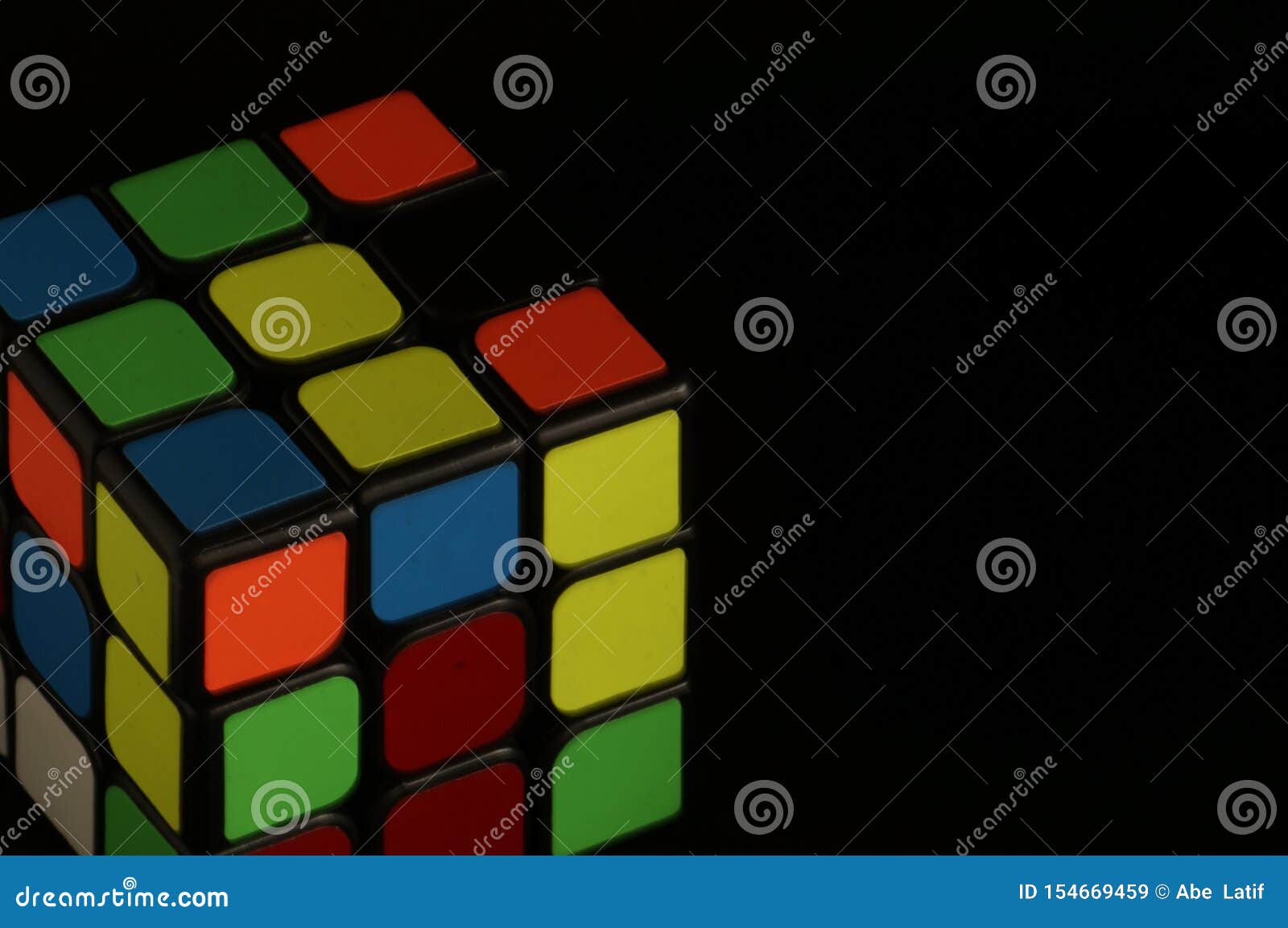 Jeu de cube en rubik image stock éditorial. Image du cadre - 154669459