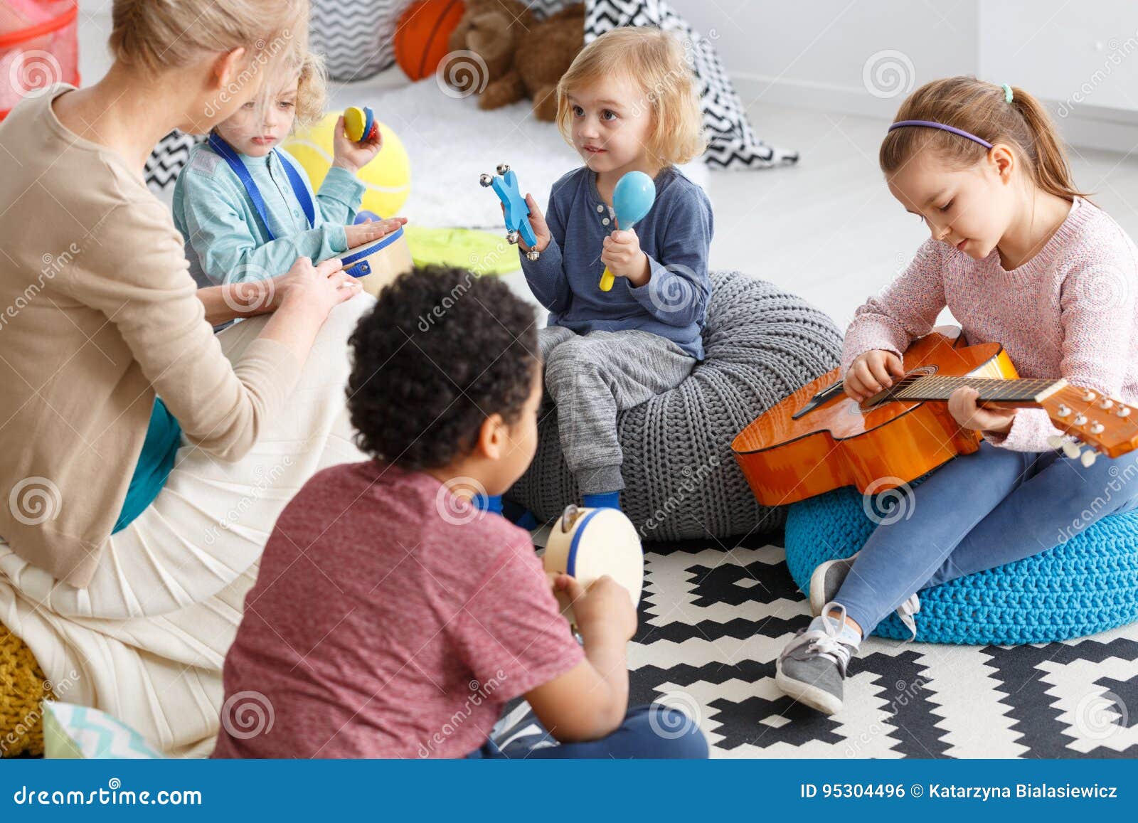 Jeu de la musique photo stock. Image du tapis, fille - 95304496