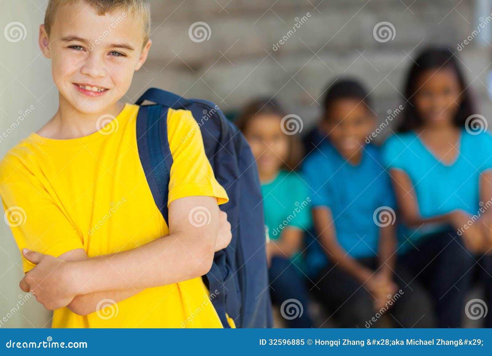 Jeune écolier primaire image stock. Image du extérieur - 32596885