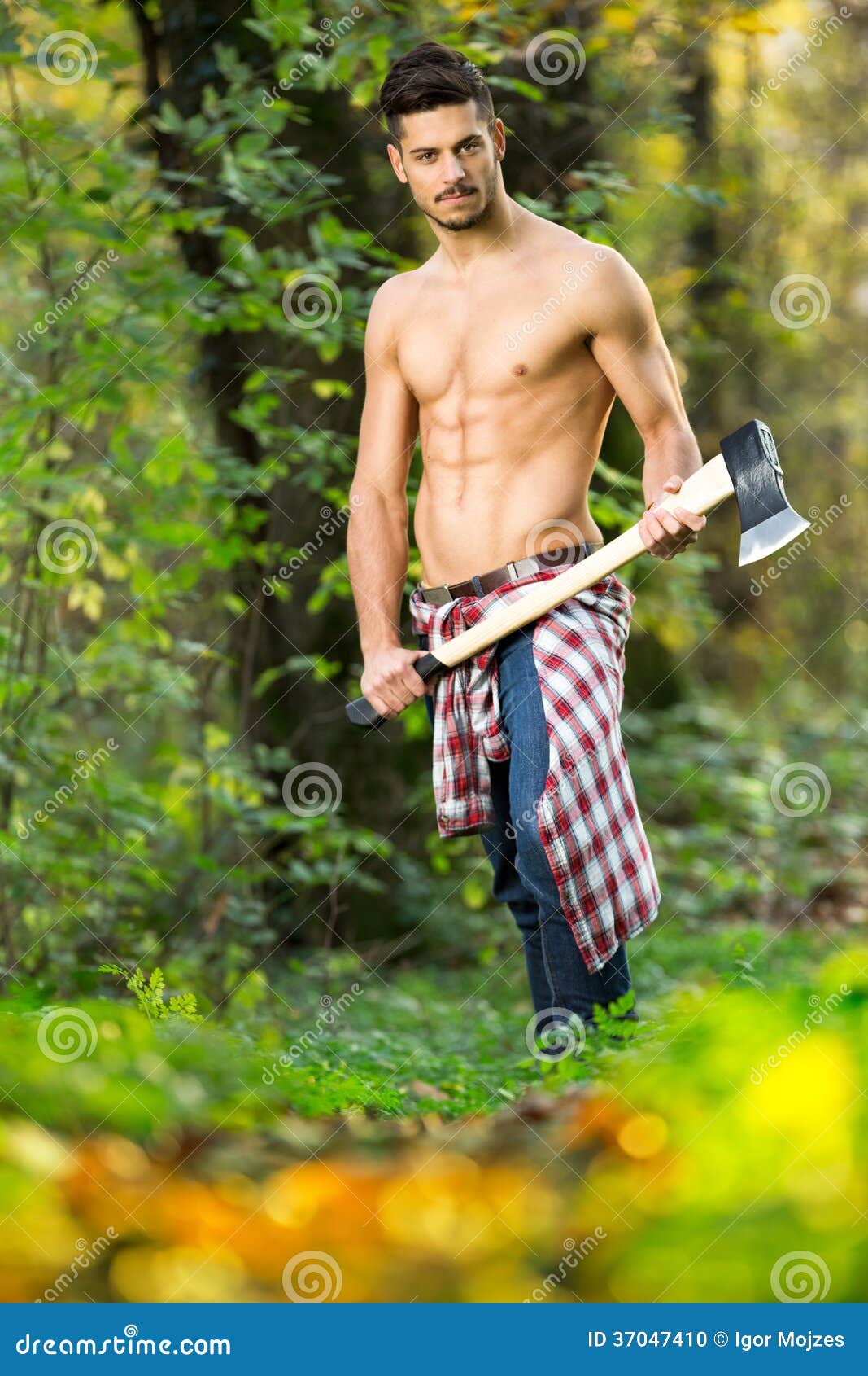 Jeune bûcheron musculaire photo stock. Image du lifestyle - 37047410