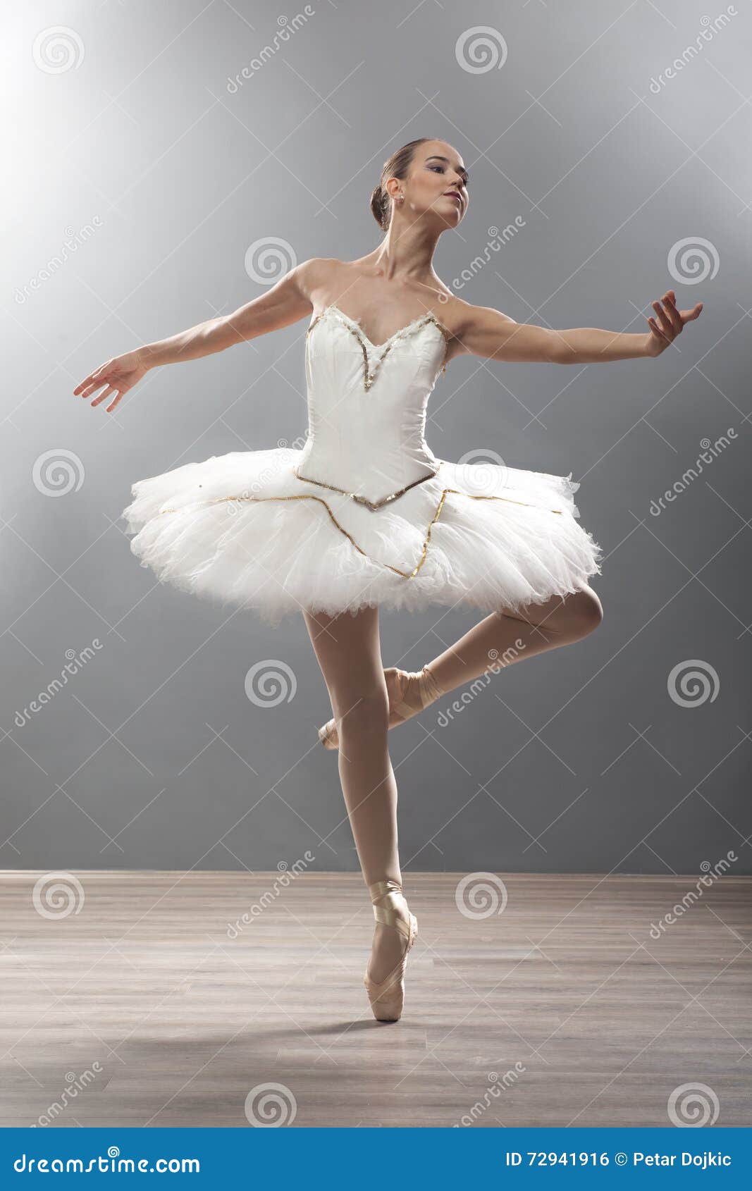 Jeune Ballerine Dans La Danse Classique De Pose De Ballet Photo stock ...