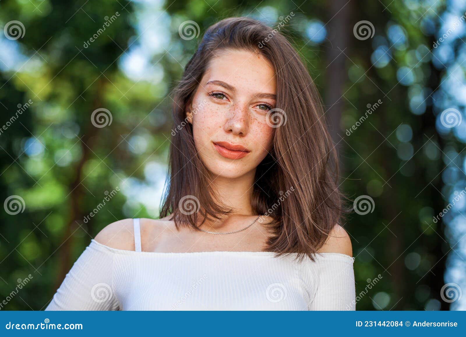 Jeune Belle Brune Fille Avec Des Taches Sur Son Visage Photo Stock