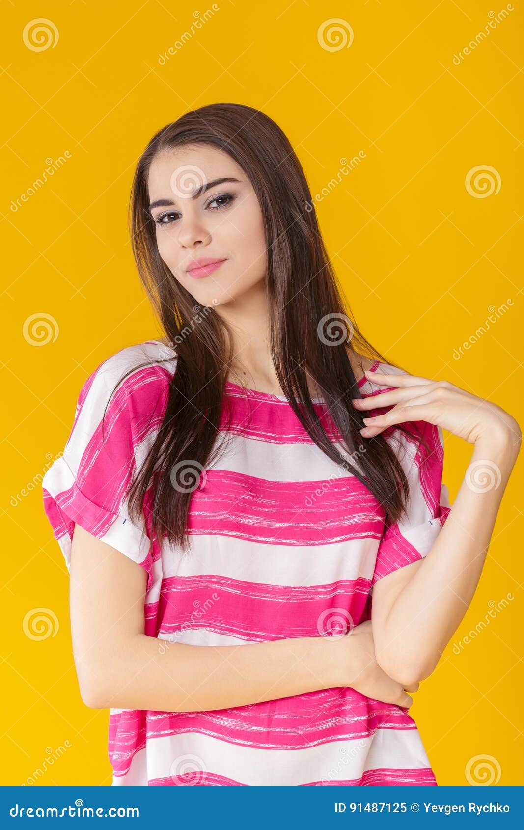 Jeune Belle Femme De Sourire Avec De Longs Cheveux Dans La Chemise Rose