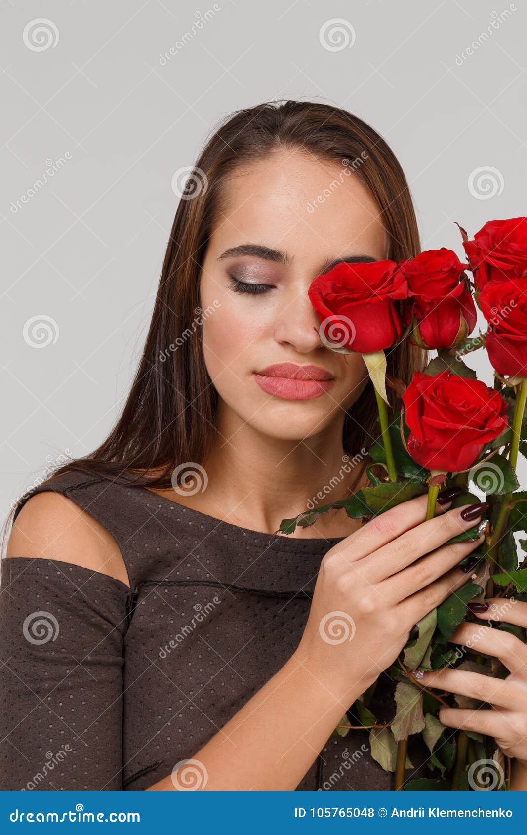 Jeune Belle Fille Avec Le Bouquet Des Roses Rouges Sur Un Fond Gris 8