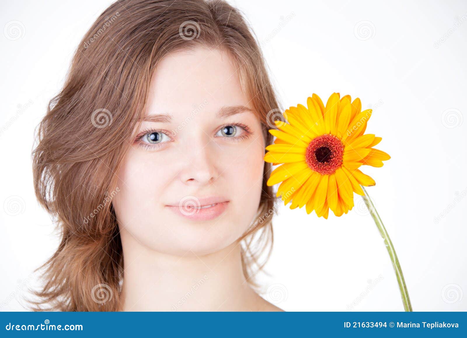 Jeune Belle Fille Avec Une Fleur Photo stock - Image du brune ...