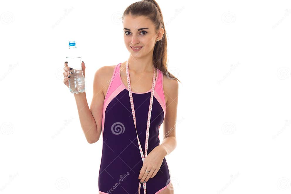 Jeune Belle Fille Mince Dans Le Maillot De Bain De Corps Tenant Une Bouteille De Leau Et Dune