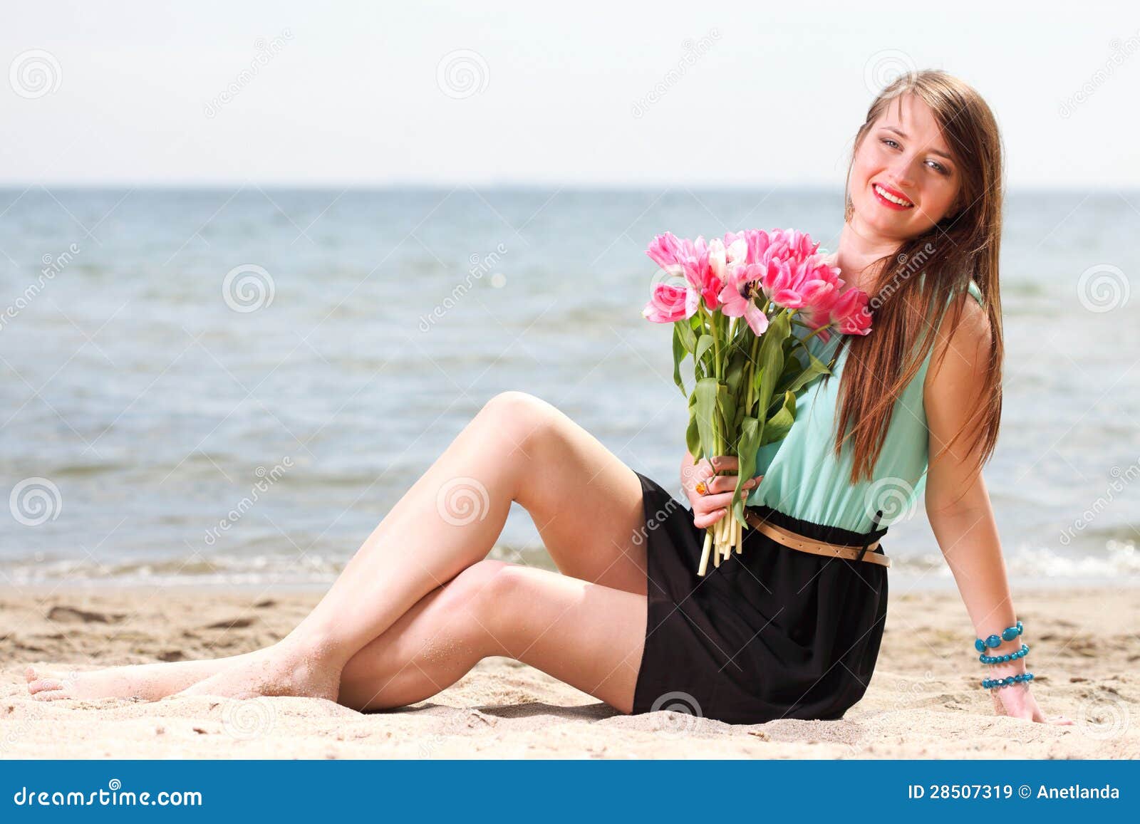 Jeune Belle Verticale De Femme Sur La Fleur De Groupe De Plage Image