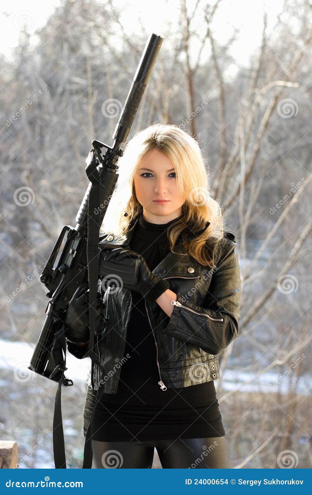Jeune blonde avec un canon photo stock. Image du extérieur - 24000654
