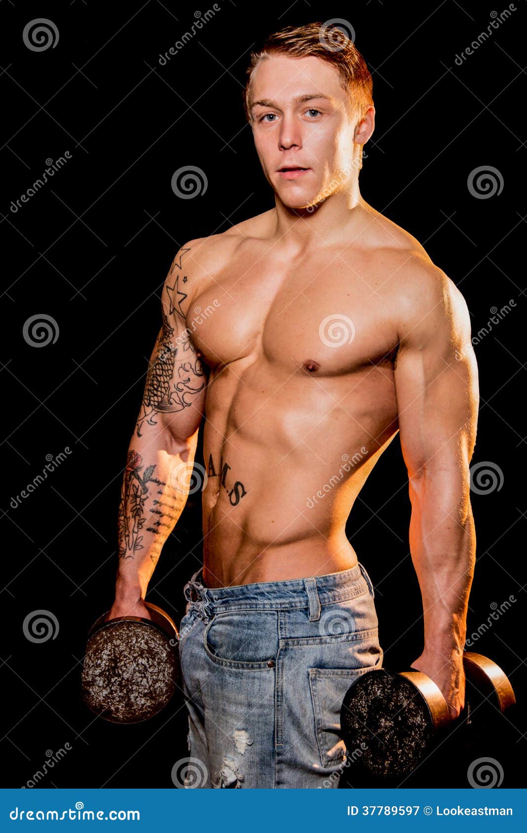 Jeune Bodybuilder Posant Dans Des Jeans Image stock - Image du avec ...