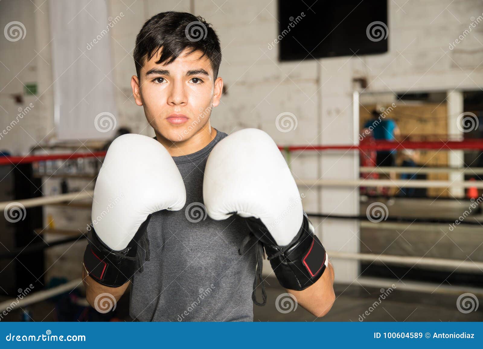 Jeune Boxeur Masculin Dans La Position De Combat Image stock - Image du ...