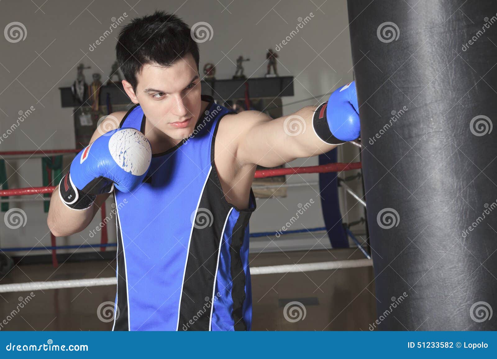 Jeune Boxeur Qui Formation Pour Son Combat Photo stock - Image du coin ...