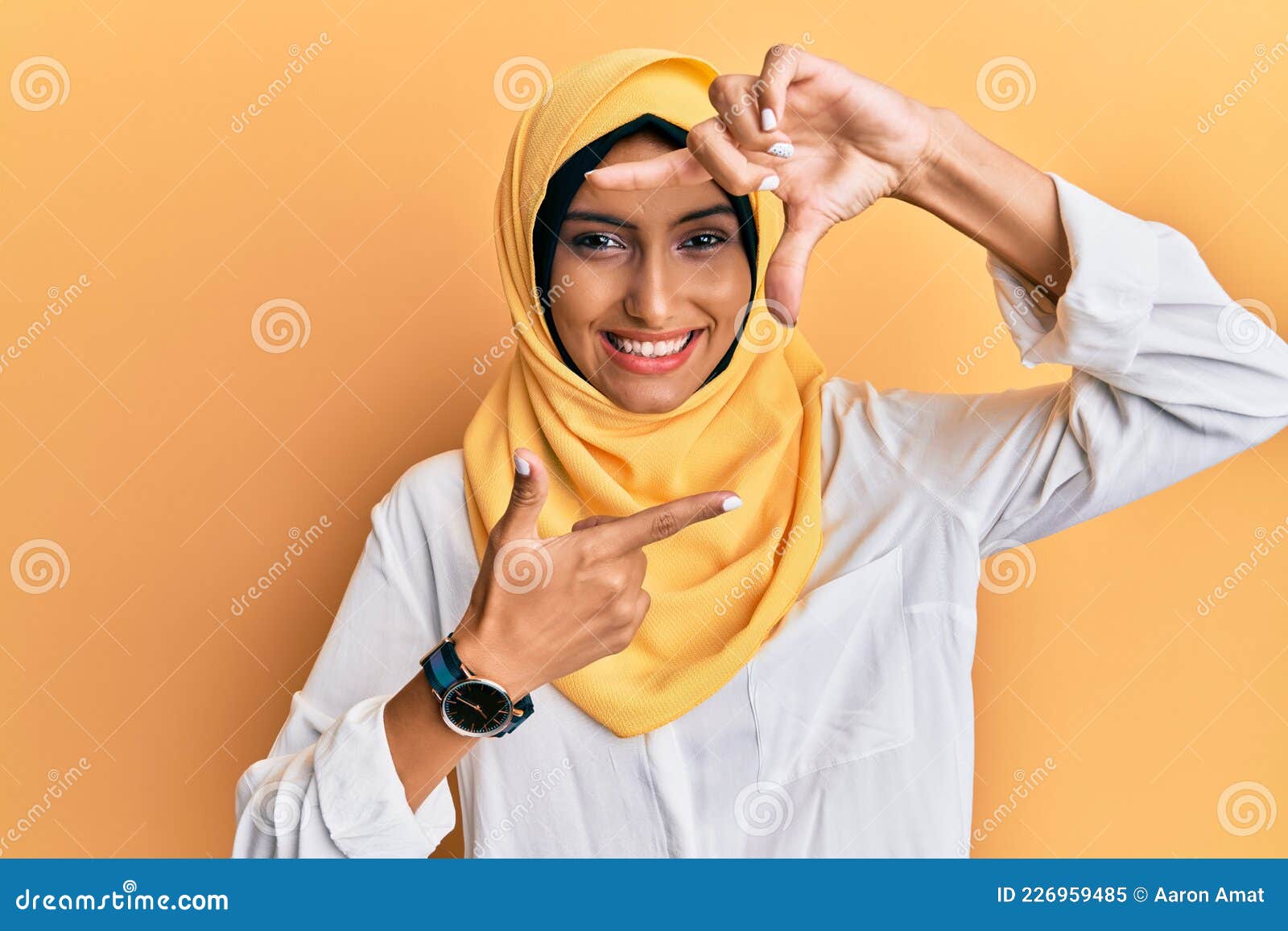 Jeune Brune Femme Arabe Portant Le Foulard Islamique Traditionnel Hijab