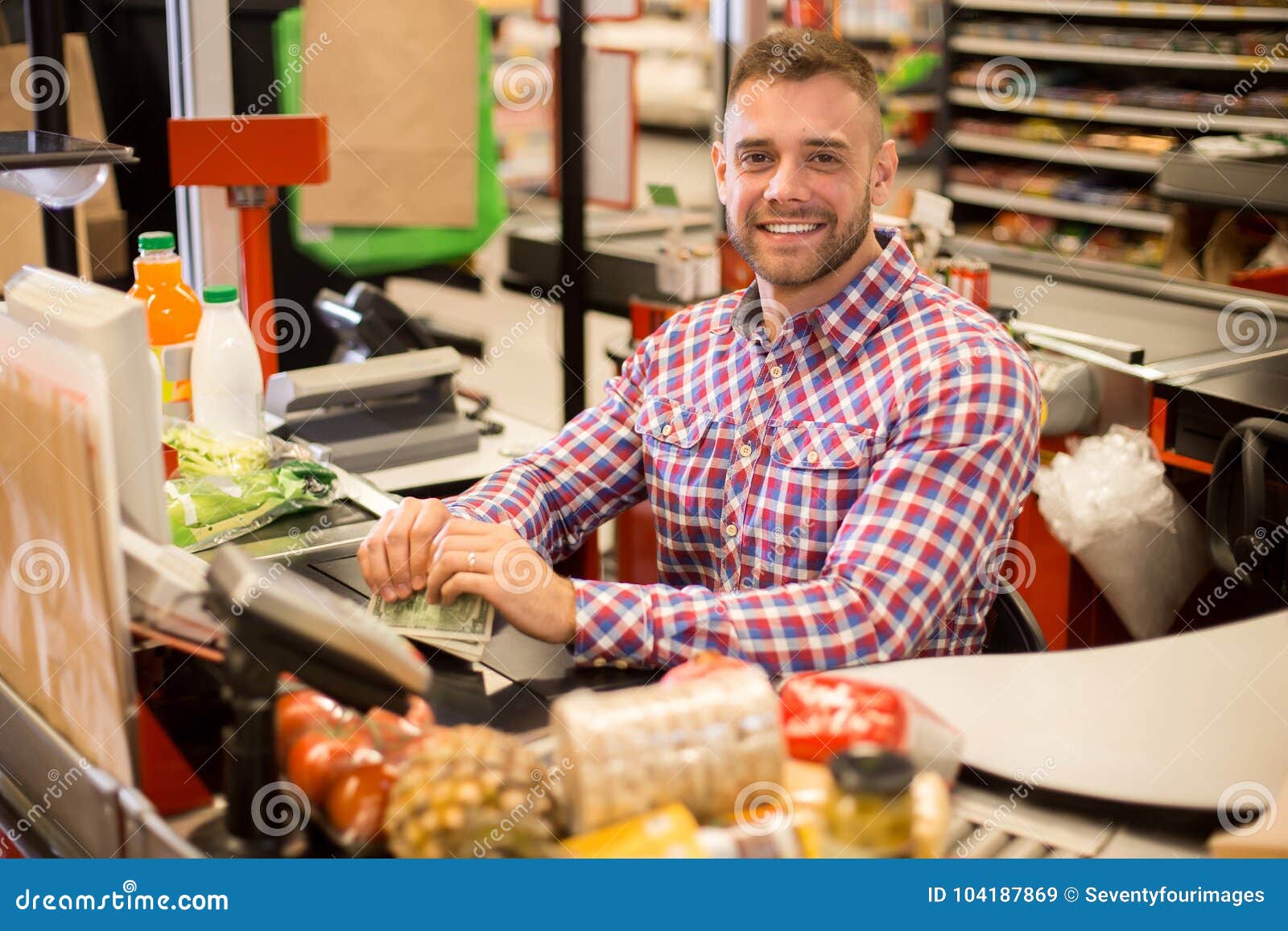 Jeune Caissier Beau Working Dans Le Supermarché Image stock - Image du ...