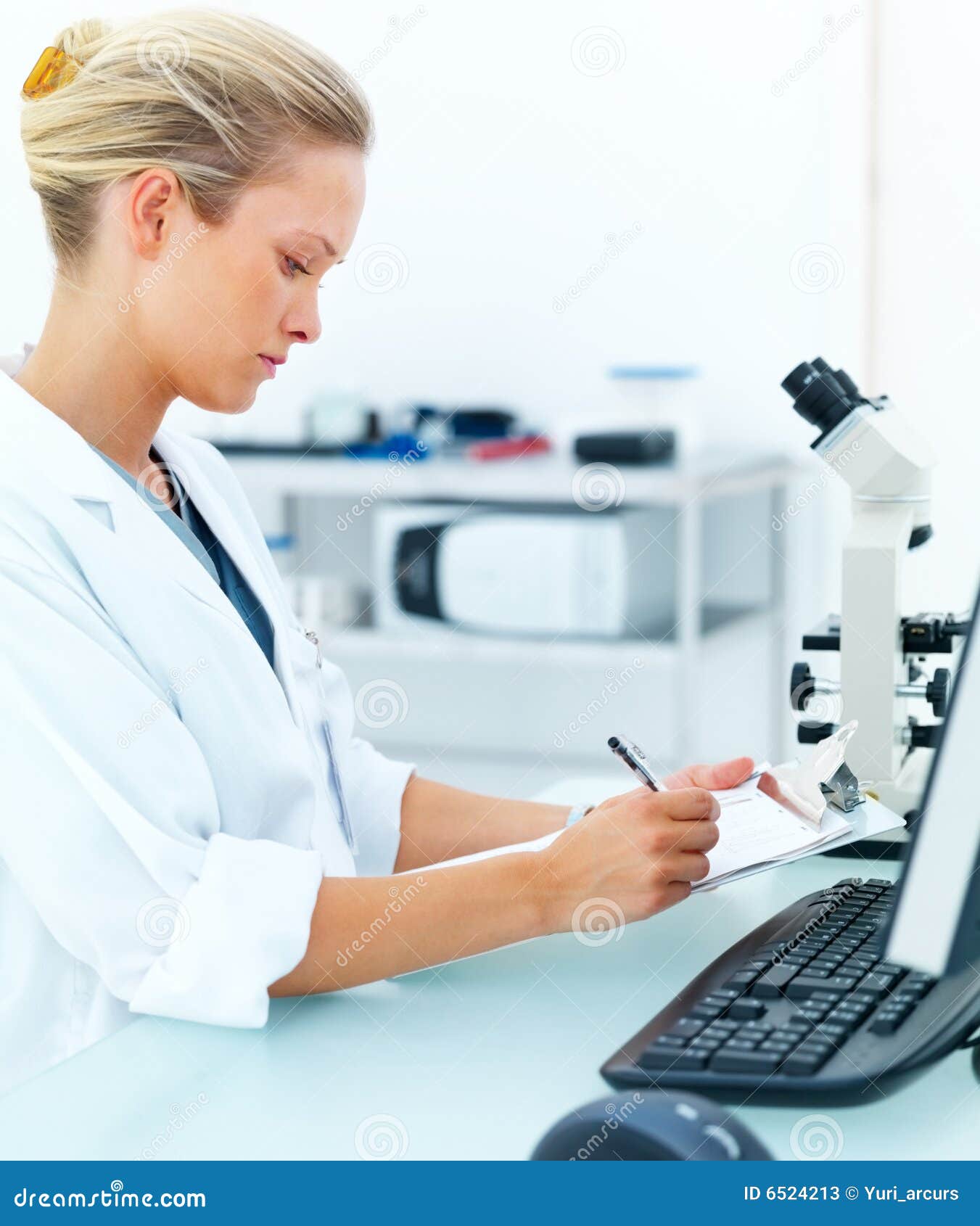 Jeune Chercheur Au Microscope Utilisant L'ordinateur Image stock ...