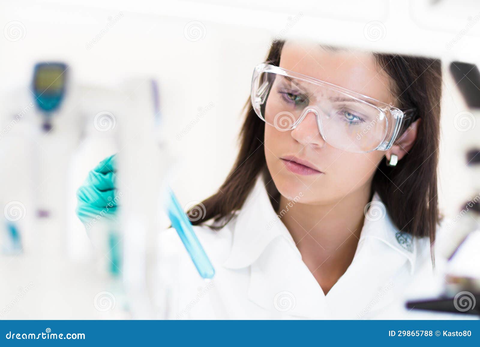 Jeune Chimiste Dans Le Laboratoire. Photo stock - Image of personne ...