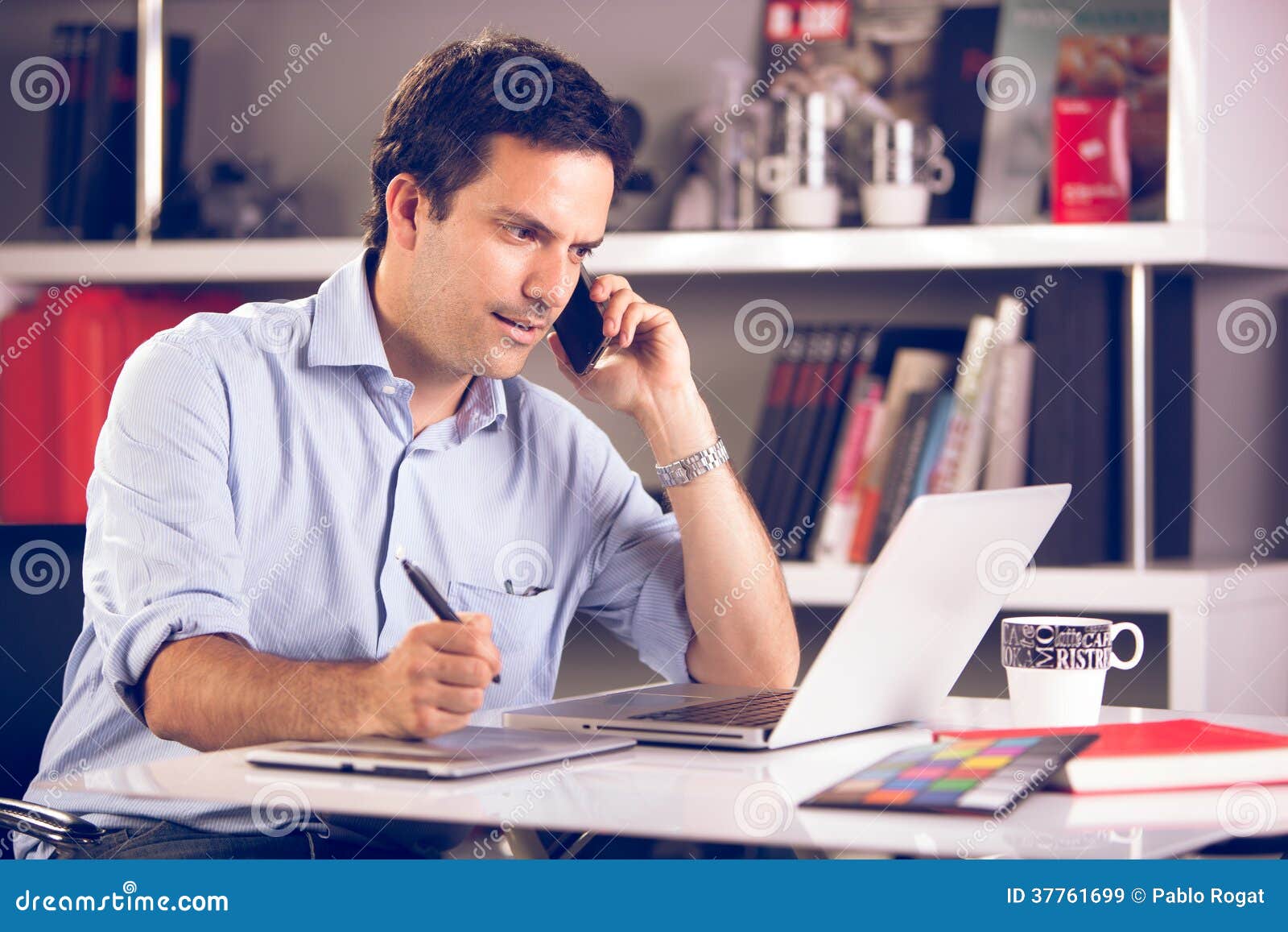 Jeune Concepteur Travaillant Au Bureau Image stock - Image du adulte ...