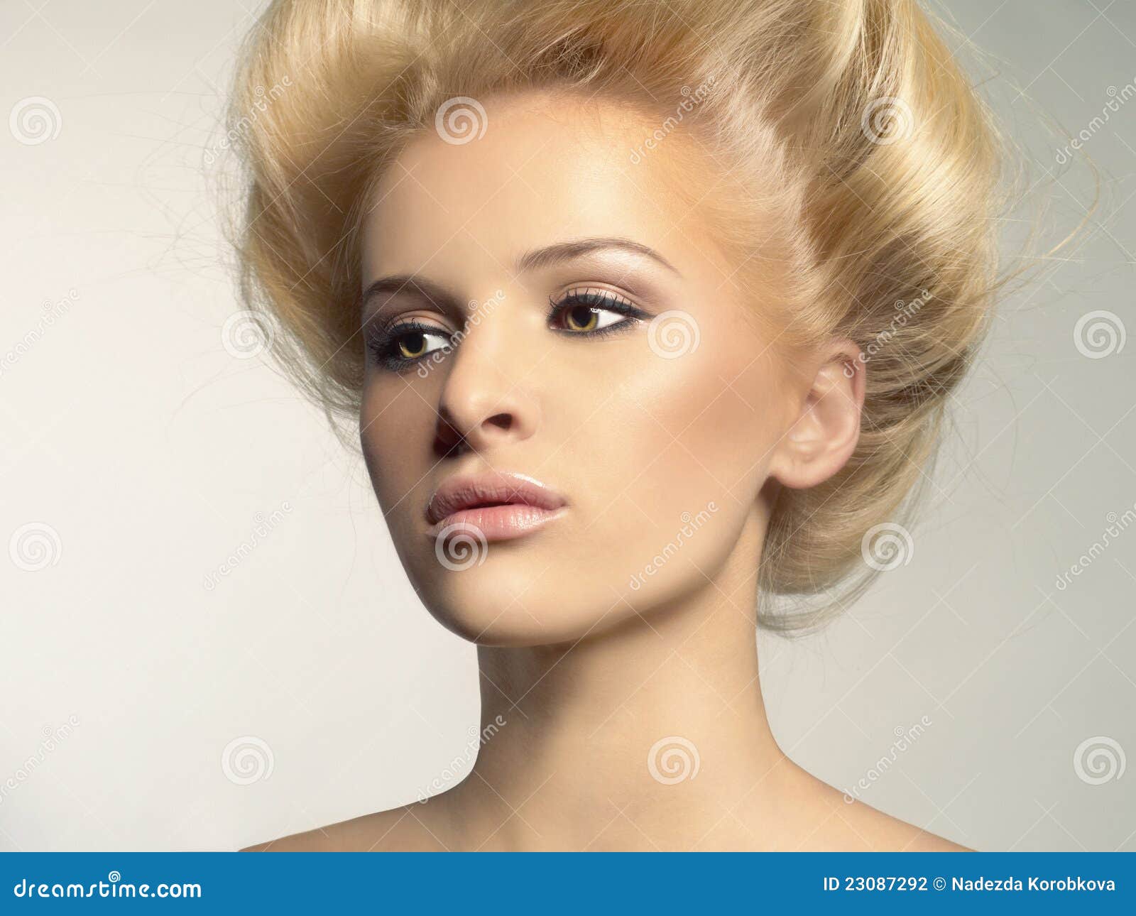 Jeune dame parfaite photo stock. Image du dame, mode - 23087292