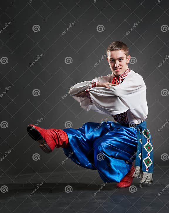 Jeune danse de cosaque photo stock. Image du décoré, visage - 7763924