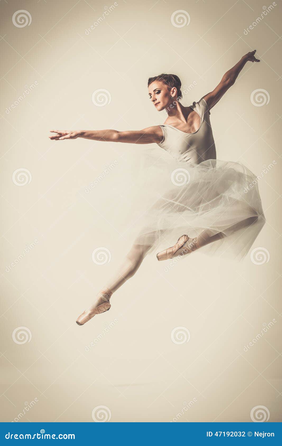 Jeune Danseuse De Ballerine Dans Le Tutu Photo stock - Image du pose ...