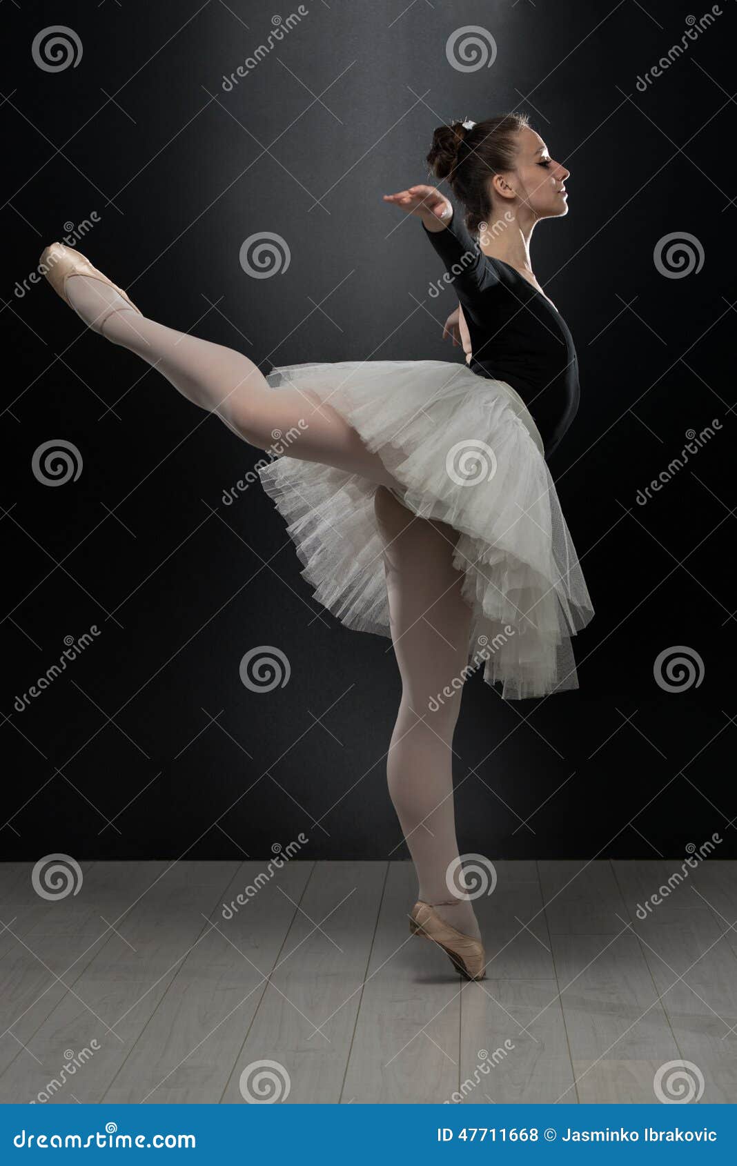 Jeune Danseuse in Tutu Performing De Ballerine Sur Pointes Photo stock ...
