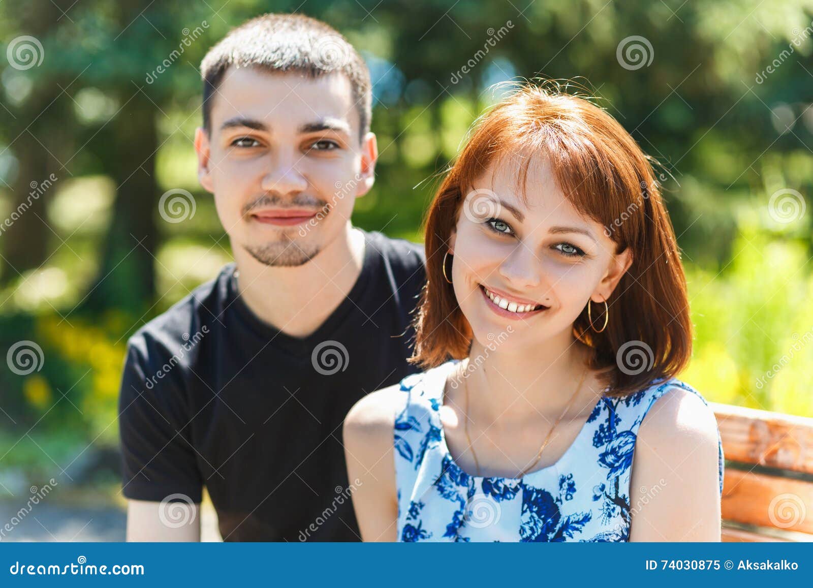 Jeune Embrassement Gentil De Couples Image stock - Image du lifestyle ... Jeune Embrassement Gentil De Couples Image stock - Image du lifestyle ...