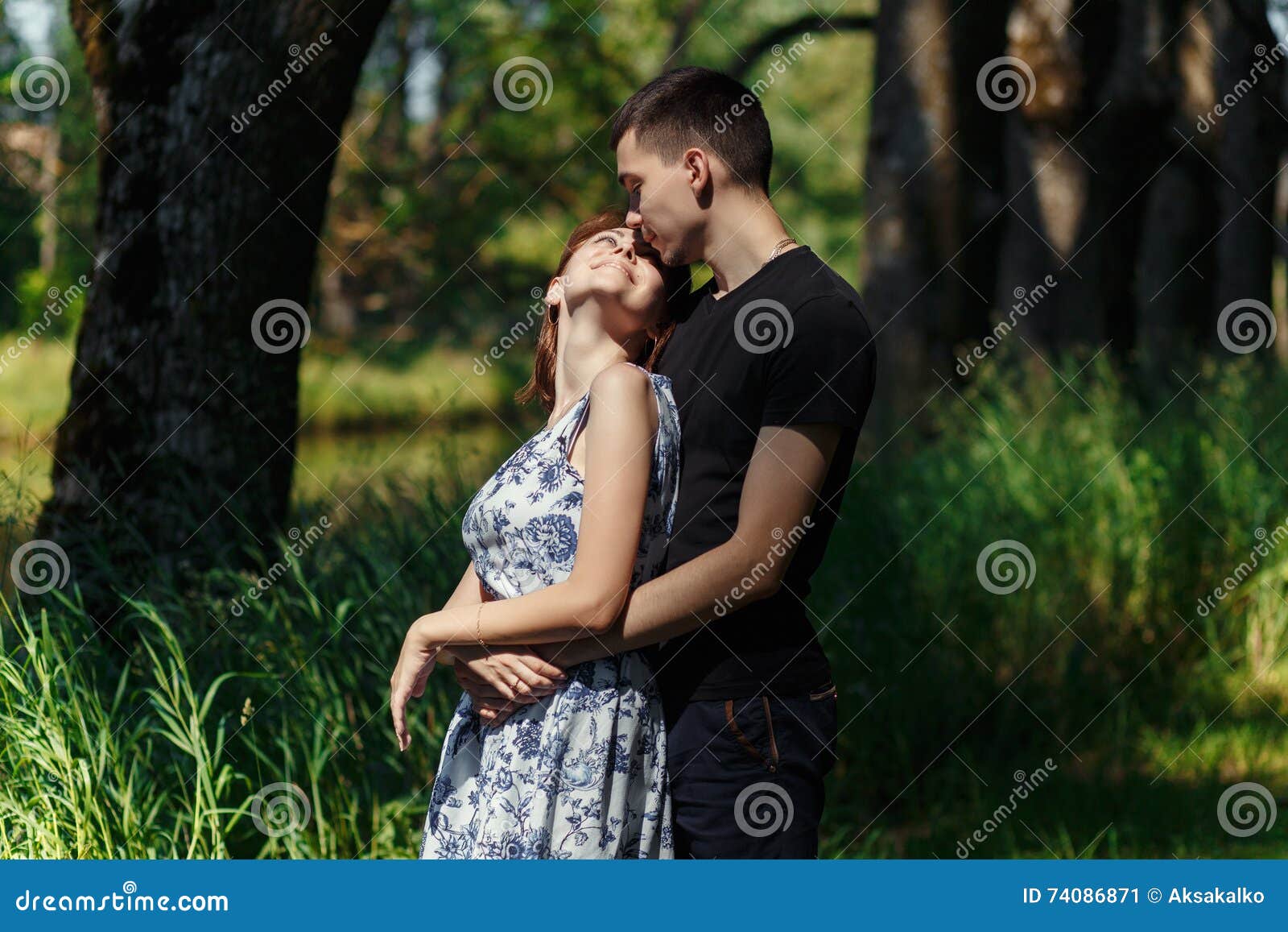 Jeune Embrassement Gentil De Couples Image stock - Image du gens ... Jeune Embrassement Gentil De Couples Image stock - Image du gens ...