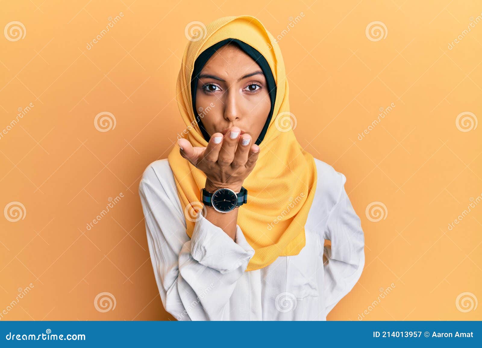 Jeune Femme Arabe Brune Portant Le Foulard Traditionnel Islamique En