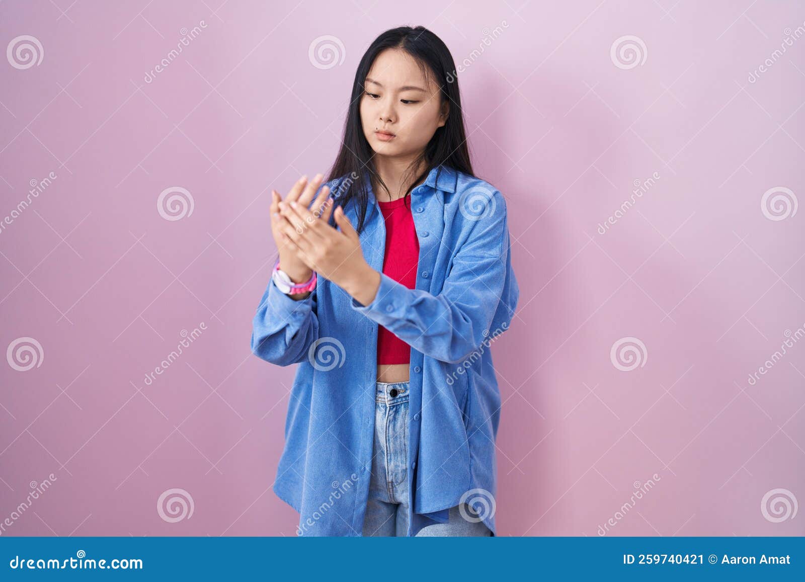 Jeune Femme Asiatique Debout Sur Fond Rose Souffrir Douleur Sur Les
