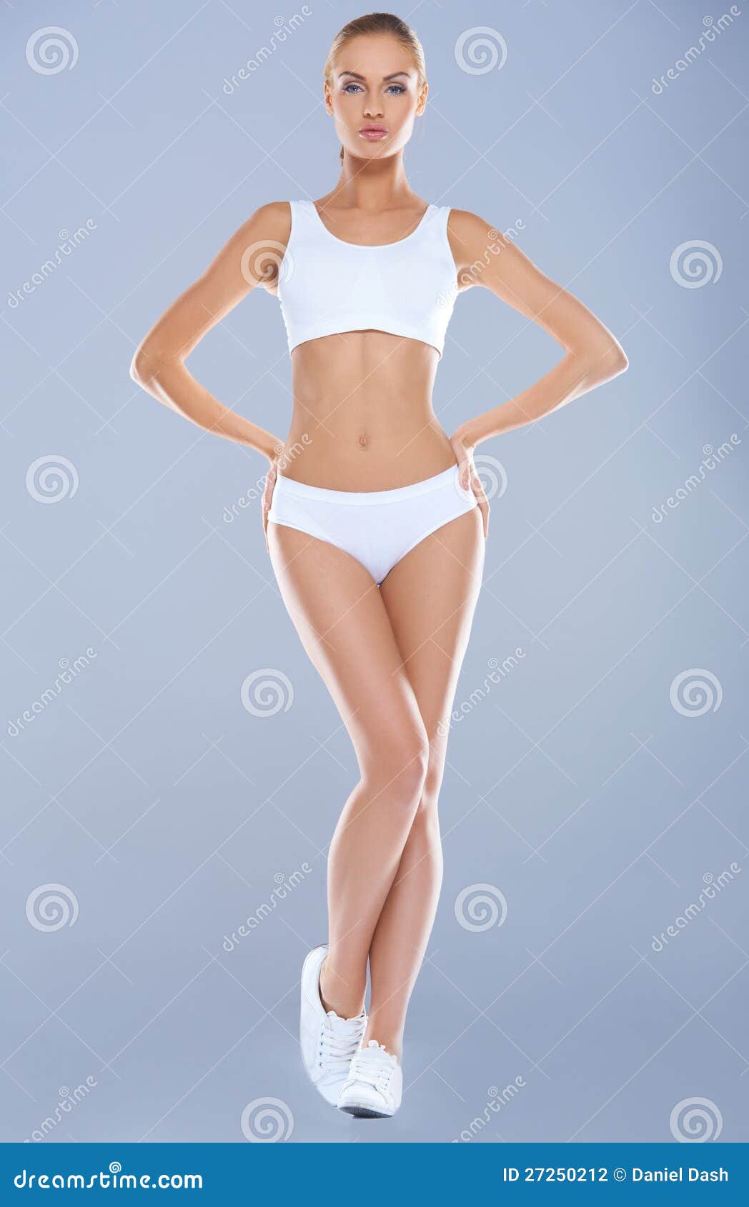 Jeune Femme Attirant Avec Le Fuselage Parfait Photo Stock Image Du