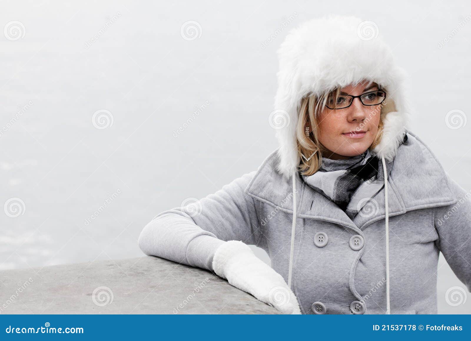 Jeune Femme Avec Le Capuchon De Laines Photo stock - Image du fille ...
