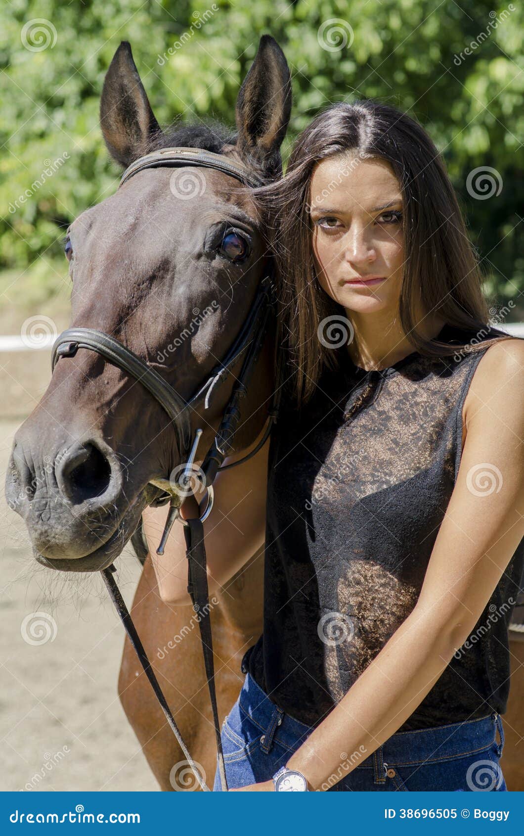 Jeune femme avec le cheval image stock. Image du calme - 38696505