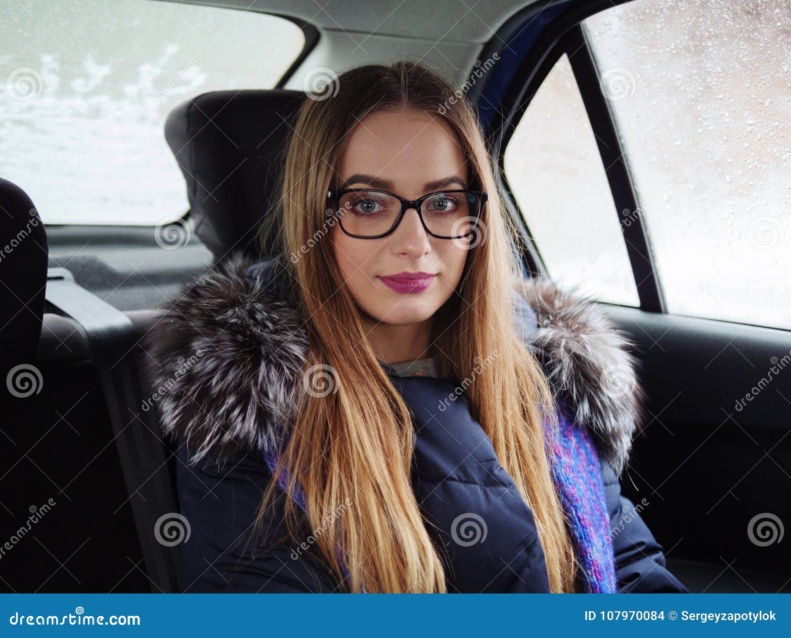 Jeune Femme Blonde En Verres Sur Le Siège Arrière Dans La Voiture Tempête De Neige Et Pluie De