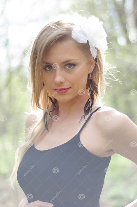 Jeune Femme Blonde Naturellement Belle En Nature Photo Stock Image Du