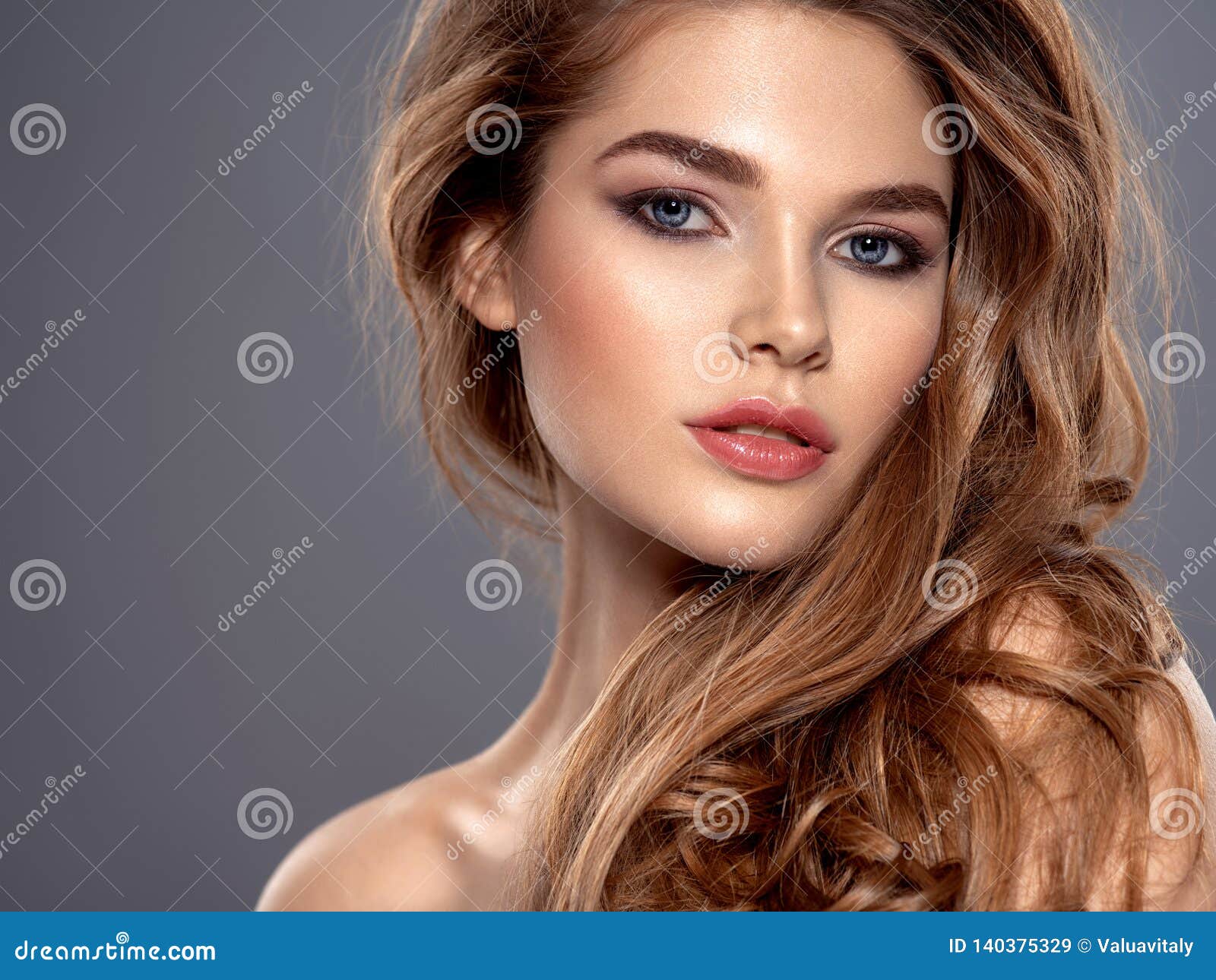 Jeune Femme Châtain Avec De Longs Cheveux Bouclés Image Stock Image