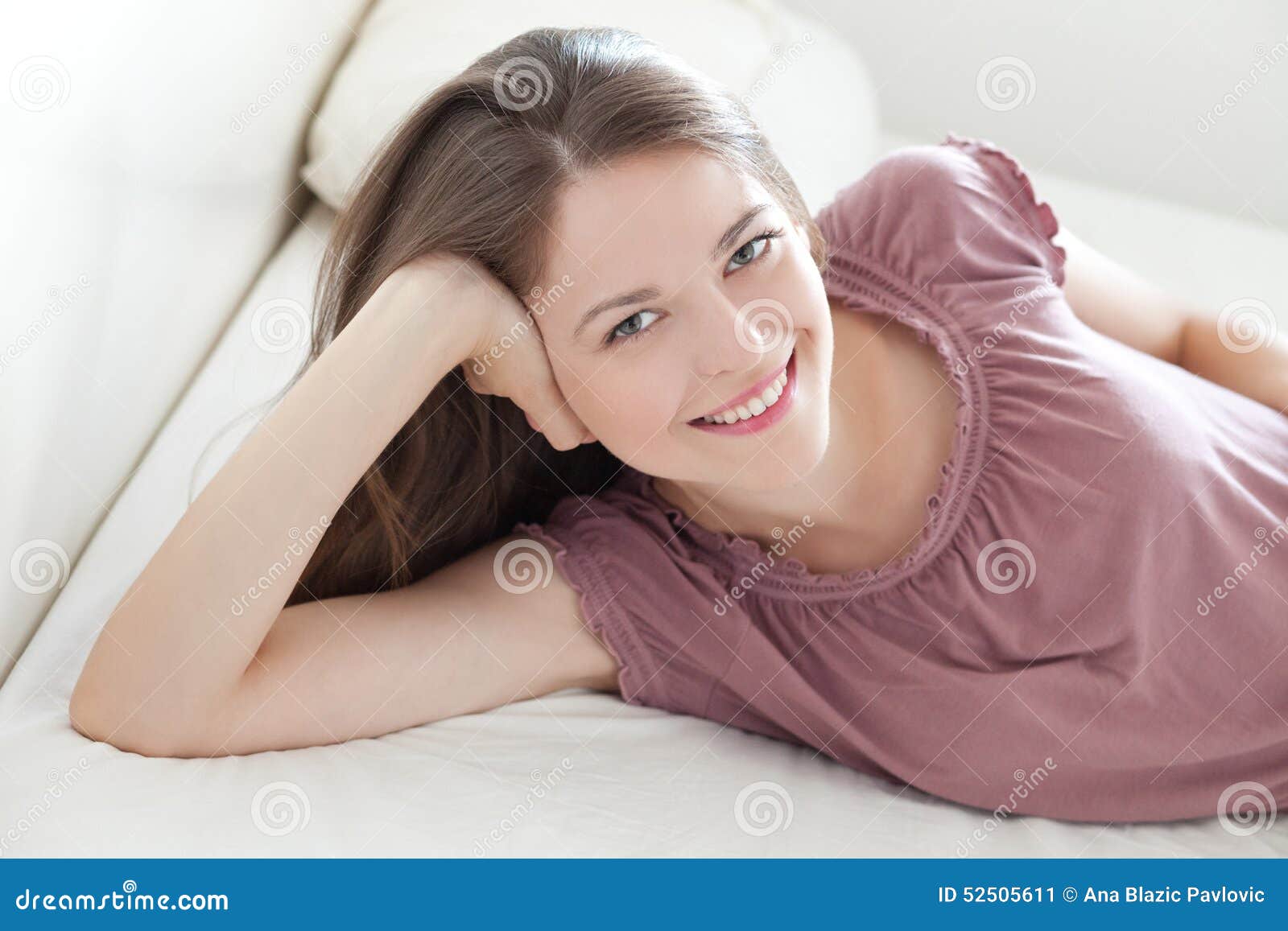 Jeune femme contente image stock. Image du confiance - 52505611