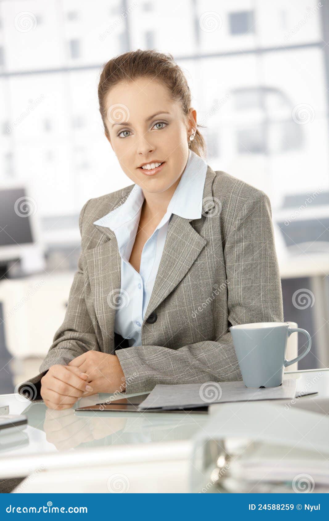 Jeune Femme Daffaires Sasseyant Par Le Bureau Dans Le Bureau Image