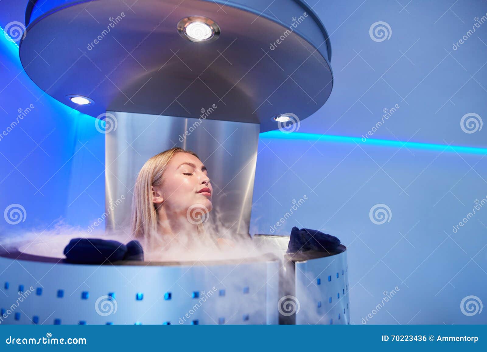 Jeune Femme Dans Un Sauna De Cryo De Corps Entier Photo Stock Image