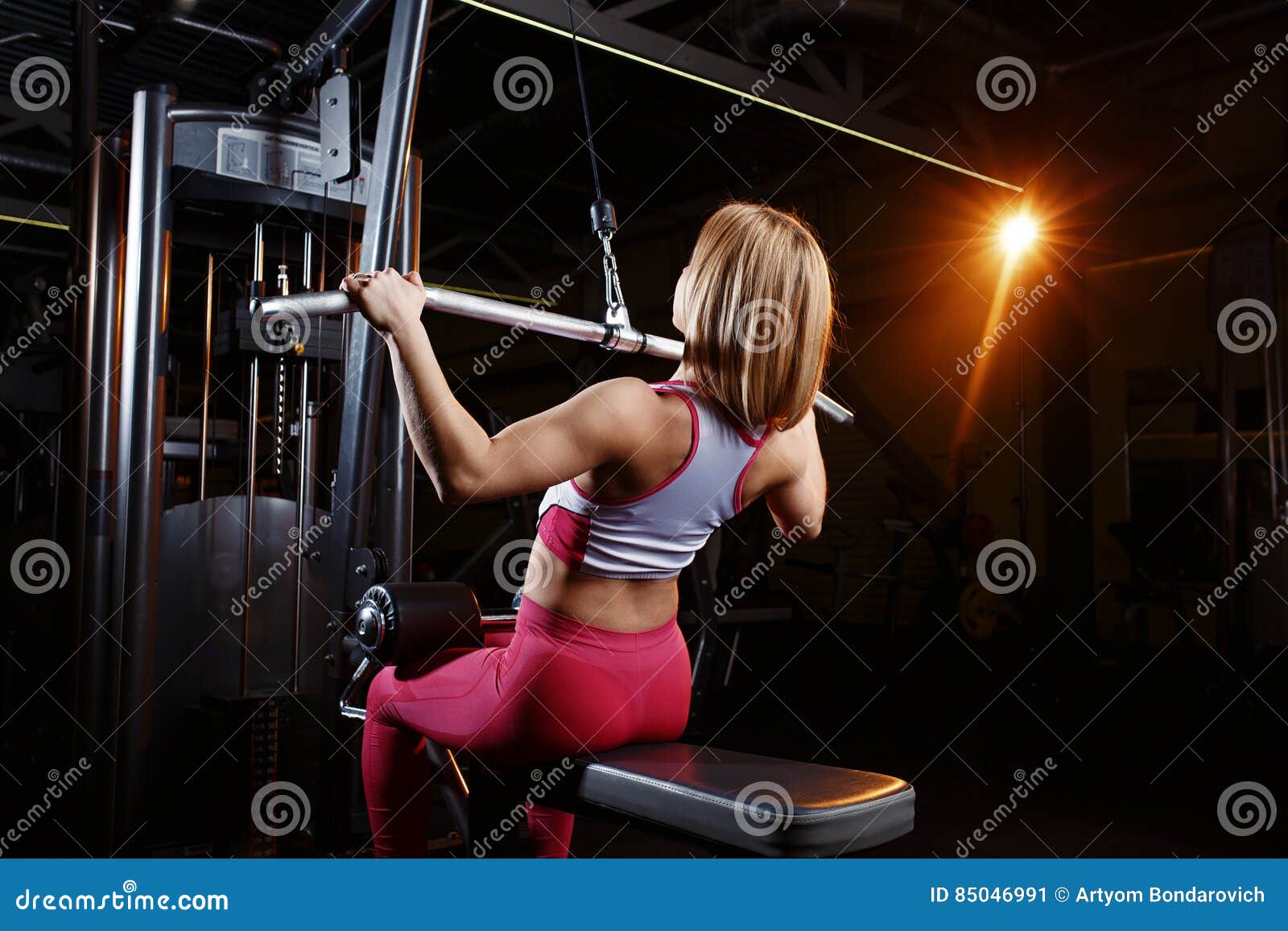 Jeune Femme De Forme Physique Faisant Des Exercices Que Le Muscle